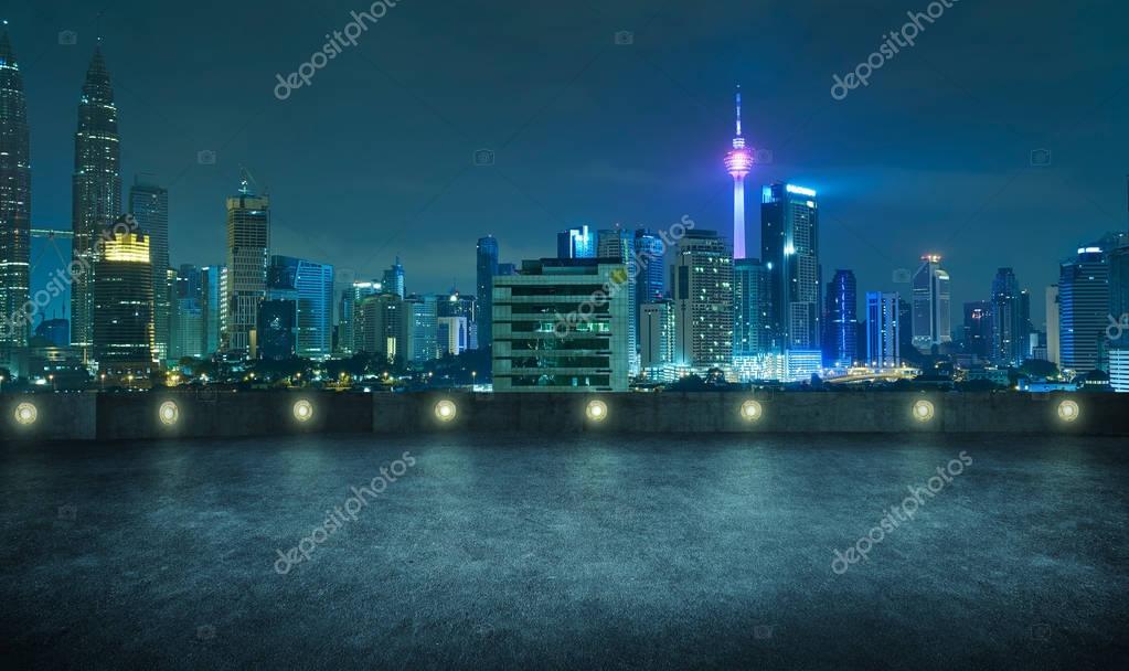 Fotos de Techo vacío con horizonte moderno de la ciudad - Imagen de ...