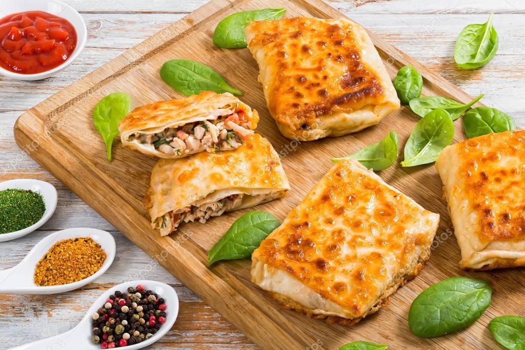 Fried flatbread wraps Stuffed with chicken meat and vegetable — Stock ...