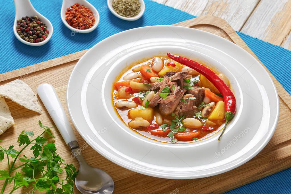 Sopa de carne de rabo de buey deshuesado con verduras 2025