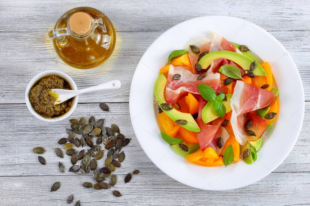 sabroso prosciutto, tomate, aguacate, ensalada de semillas 2023