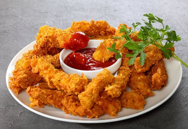 Comiendo pollo fotos de stock, imágenes de Comiendo pollo sin royalties ...