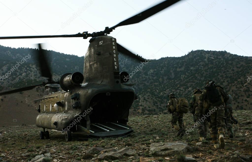 Kabul, Afganistán - circa, 2011. Los helicópteros toman un grupo de ...