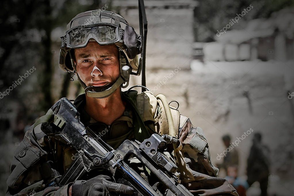 Kabul, Afganistán - circa, 2011. Legionario está de servicio durante ...