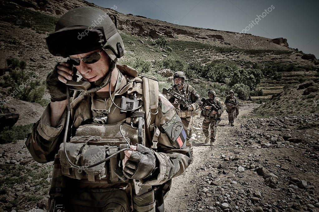 Kabul, Afganistán - 14 de marzo de 2011. Legionarios estudian el ...