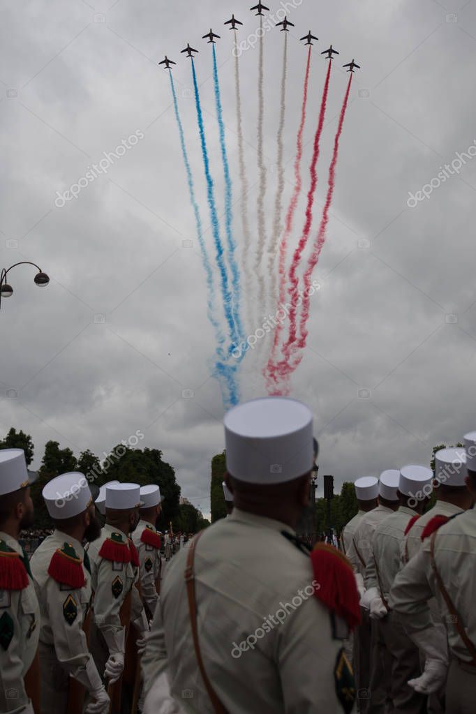 París. En Francia. 14 de julio de 2012. Aviones decoran el cielo en el ...