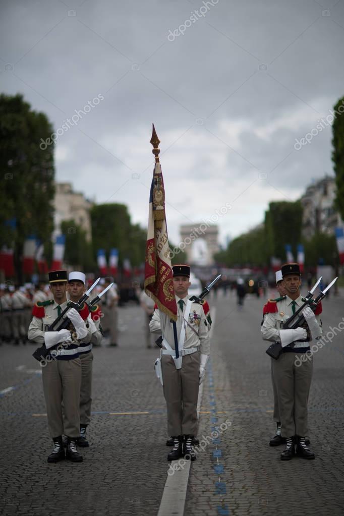 París, Francia - 14 de julio de 2012. Soldados marchan durante el ...