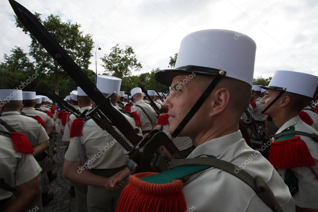 París, Francia - 14 de julio de 2012. Soldados de la Legión Extranjera ...