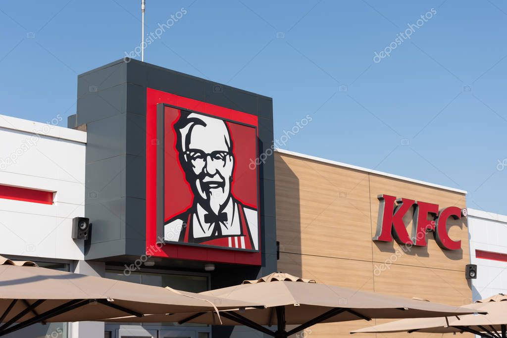 BULGARIA, BURGAS - AUGUST 8 2019: Restaurante de comida rápida KFC ...
