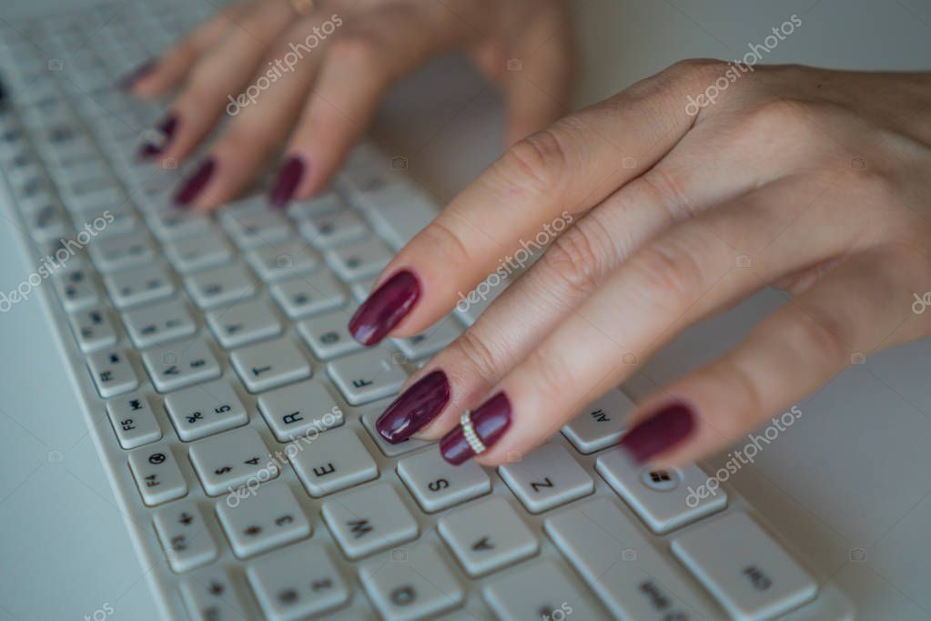 Las manos femeninas en un primer plano del teclado de la computadora ...