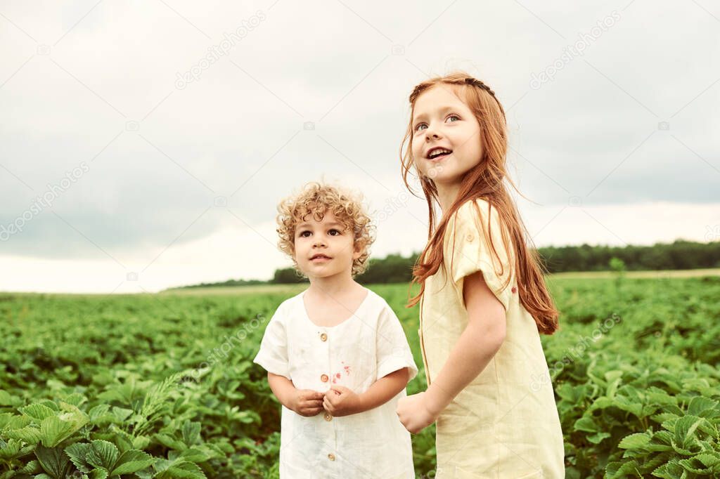 Dos ni os cauc sicos lindo ni o y ni a vestida con tela de lino blanco ...