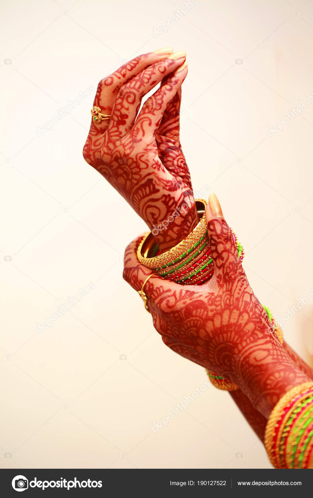 Download - Indian bride putting on bangles, indian ceremony — Stock Image