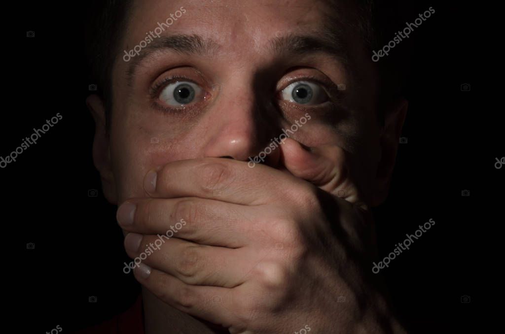 Un rostro asustado de un hombre con los ojos llenos de horror, que fue ...