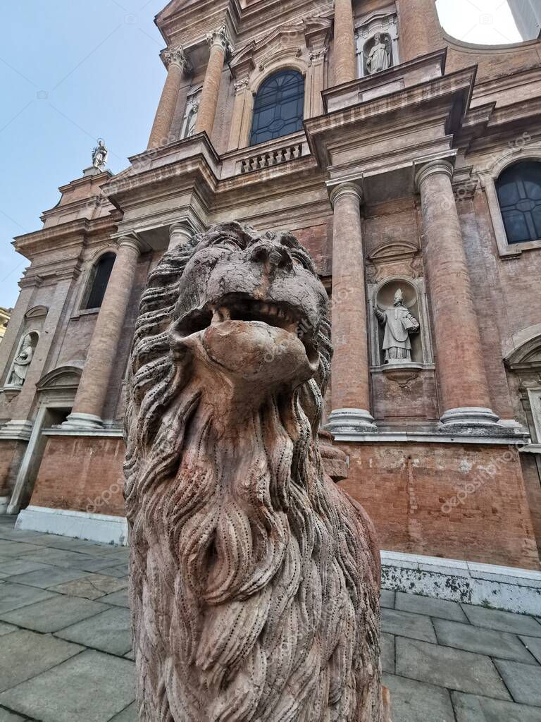 estatua de león en piazza san prospero en reggio emilia italia 2024