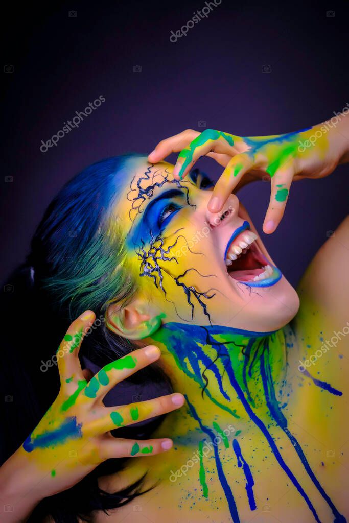 color cara paiting bodypainting modelo con demonios azul amarillento ...