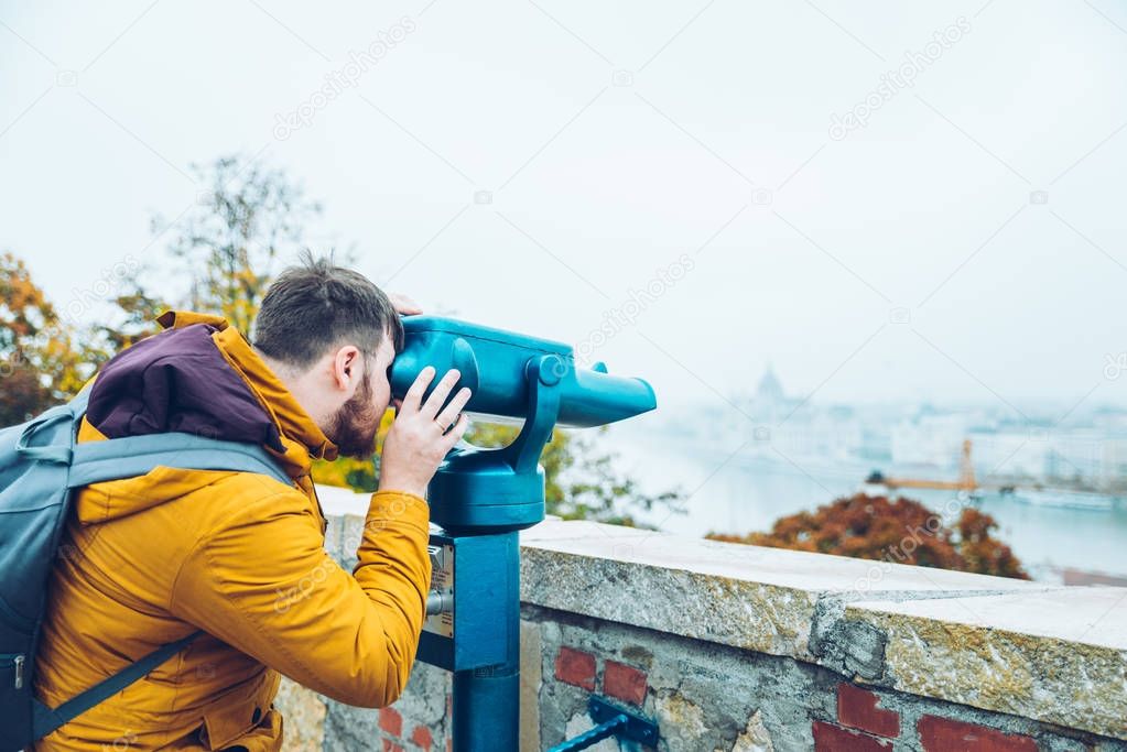 hombre en la plataforma de observación disfrutar de la vista de la ...