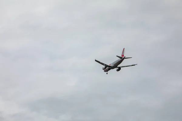 Boeing 737 overhead Stock Photos, Royalty Free Boeing 737 overhead ...