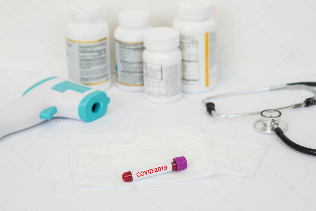 un tubo de ensayo con una prueba positiva para el coronavirus CAVID ...