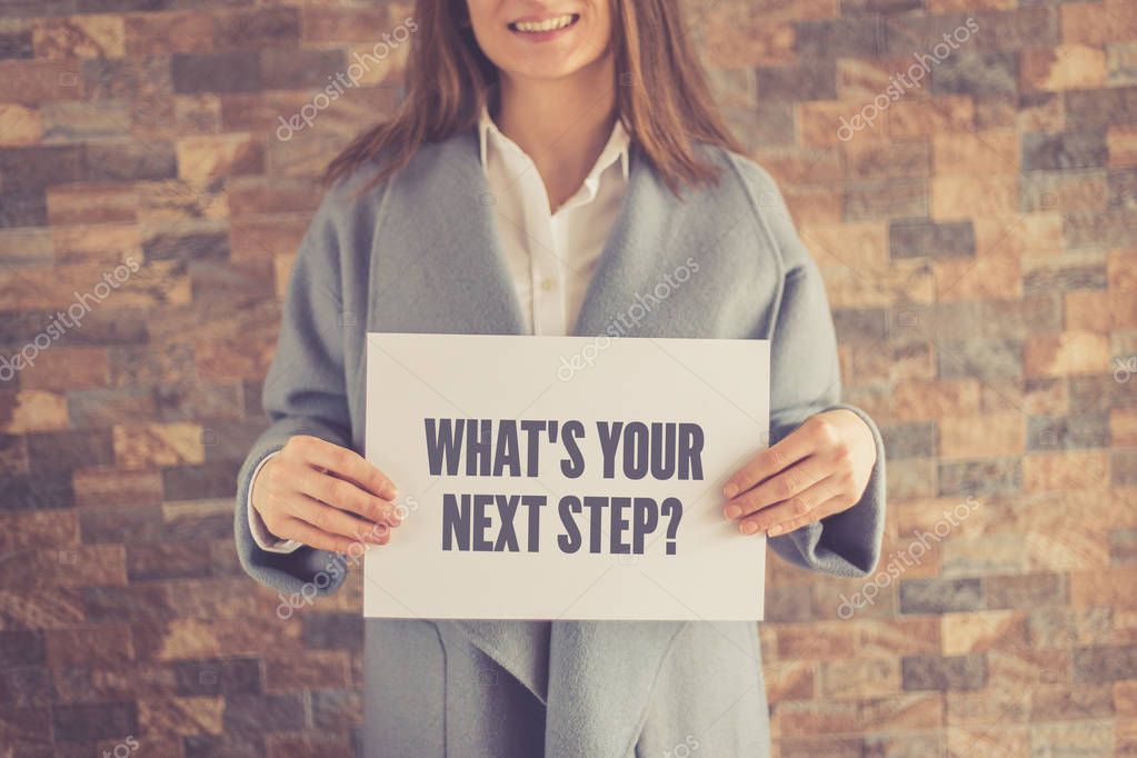 Mujer presentando cuál es tu próximo paso CONCEPTO 2023