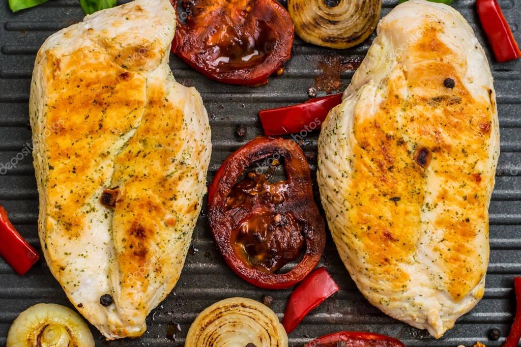 Filete de pollo a la parrilla con verduras. Sartén para asar. Vista ...