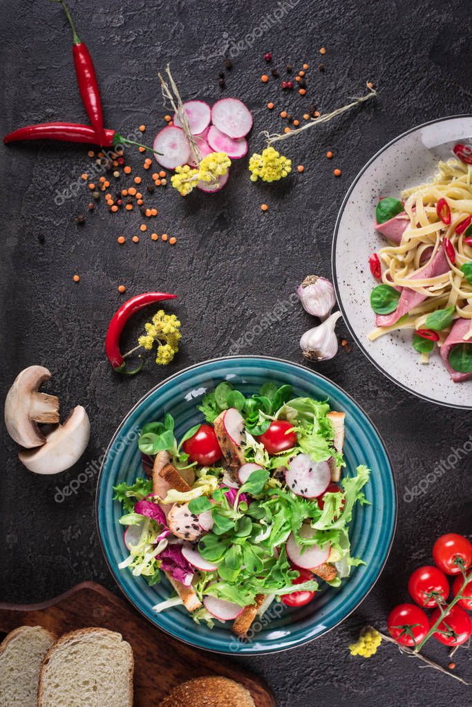 Ensalada de verduras frescas con pechuga de pollo a la parrilla ...