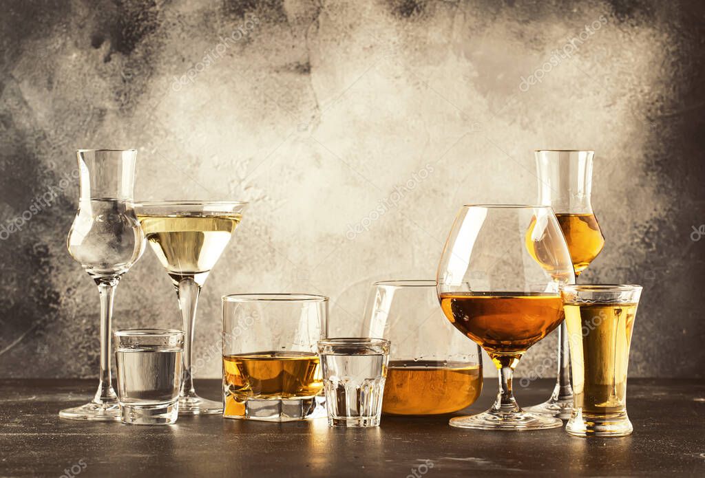 Conjunto de bebidas alcohólicas fuertes en vasos en surtido: vodka ...
