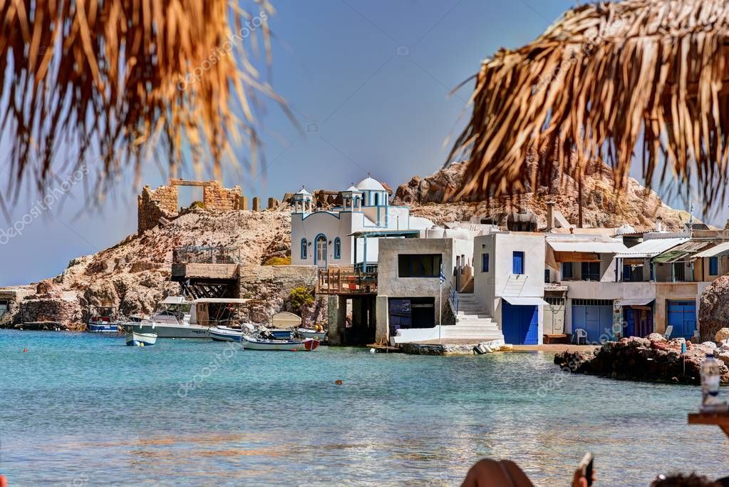 MILOS ISLA - GRECIA / 09.11.2017: Vista a la playa y pueblo de la ...