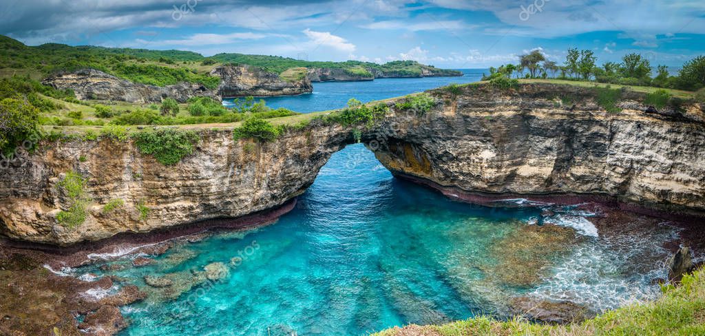 Stone arch over the sea. Broken beach, Nusa Penida ,Indonesia. — Stock ...