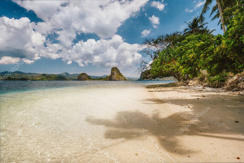 Temporada de vacaciones en la isla de Palawan. Playa remota en isla ...