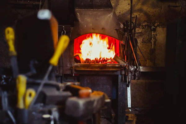 Imágenes de Proceso de forja, fotos de Proceso de forja sin royalties ...