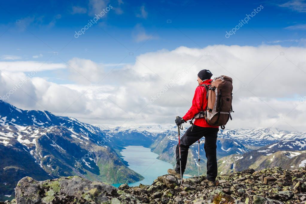 Joven Senderismo en las monta as. Besseggen Ridge. Parque Nacional Yotunheimen. Pa ses Bajos 2024
