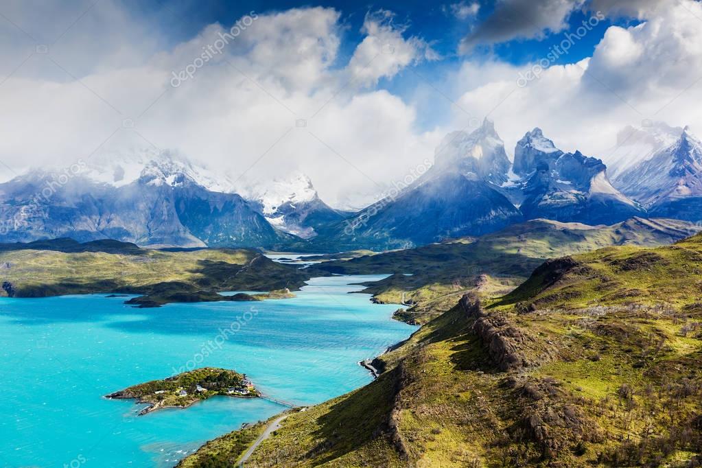 Increíble paisaje montañoso con rocas de Los Cuernos y el Lago Pehoe en ...