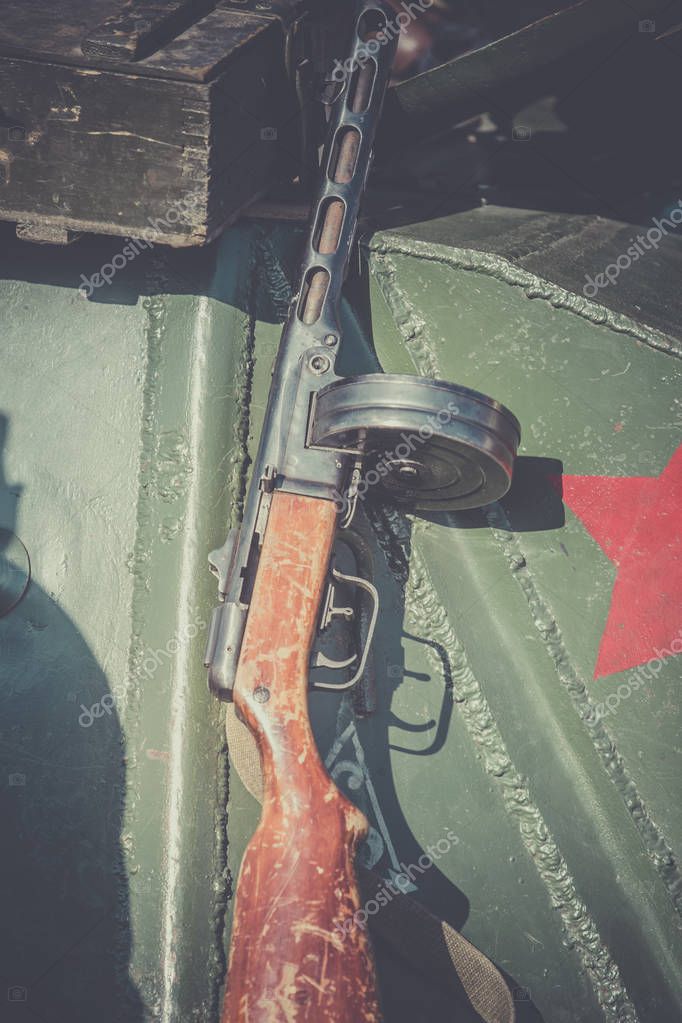 Subfusil de Shpagin, PPSh se apoyó en la armadura de un tanque como ...