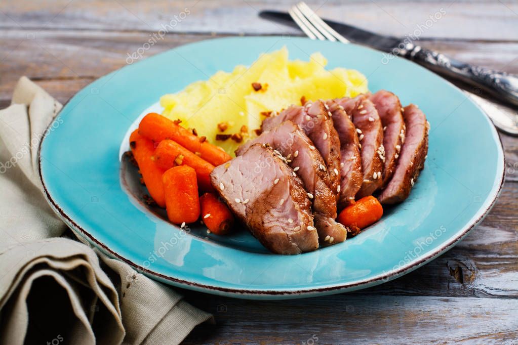 Carne asada con puré de papas 2025