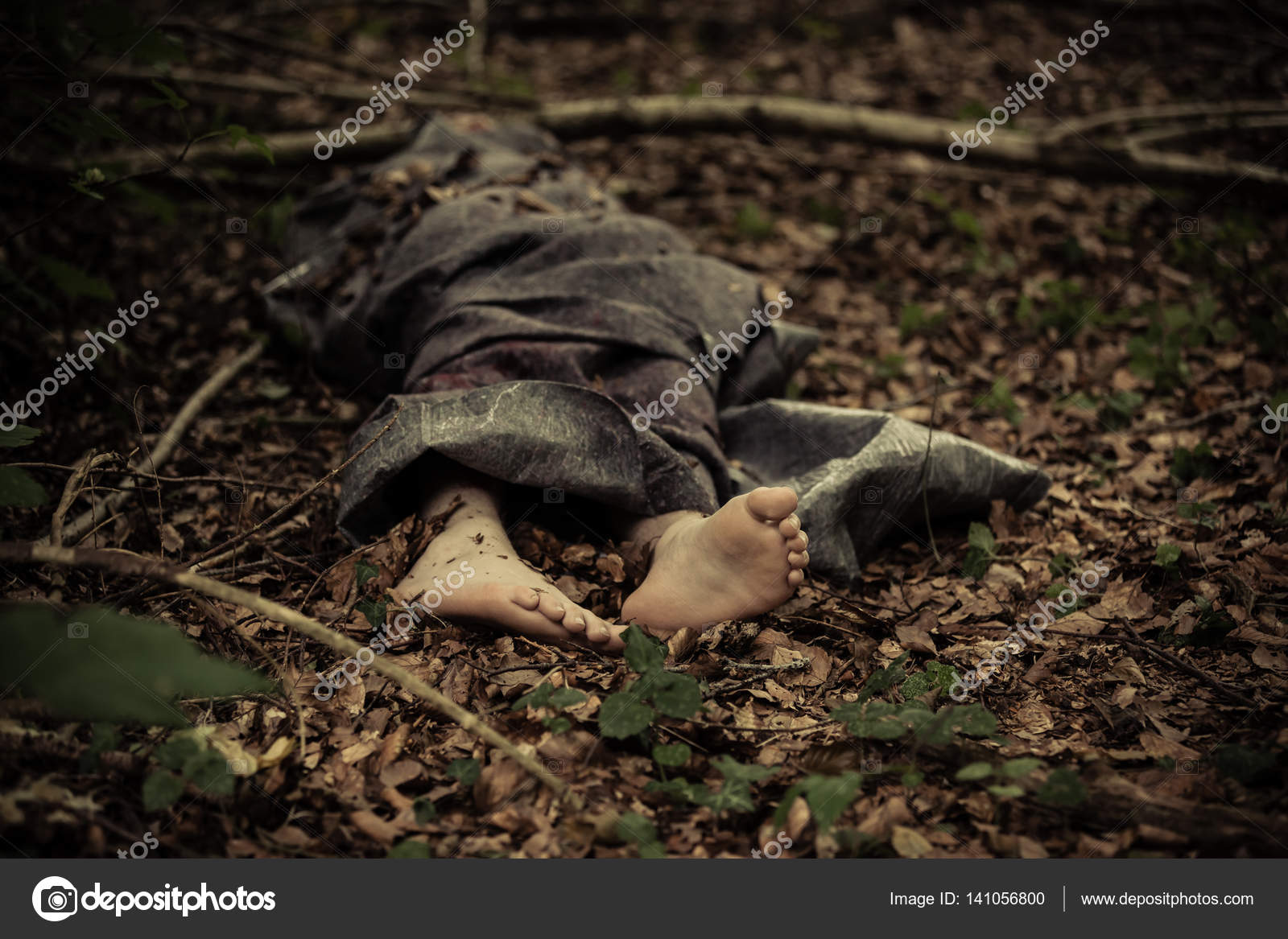 Cadáver de un chico descalzo en el bosque: fotografía de stock ...