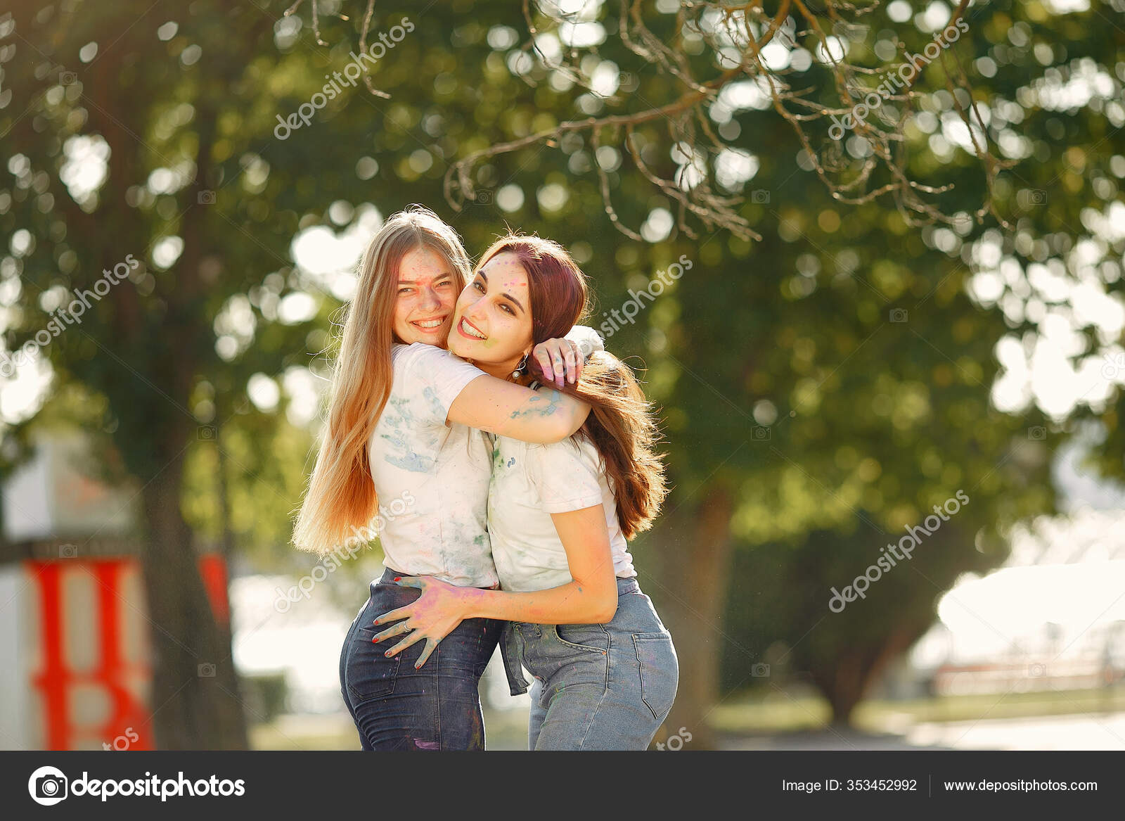Two girls have fun in a park with holi paints — Stock Photo ...