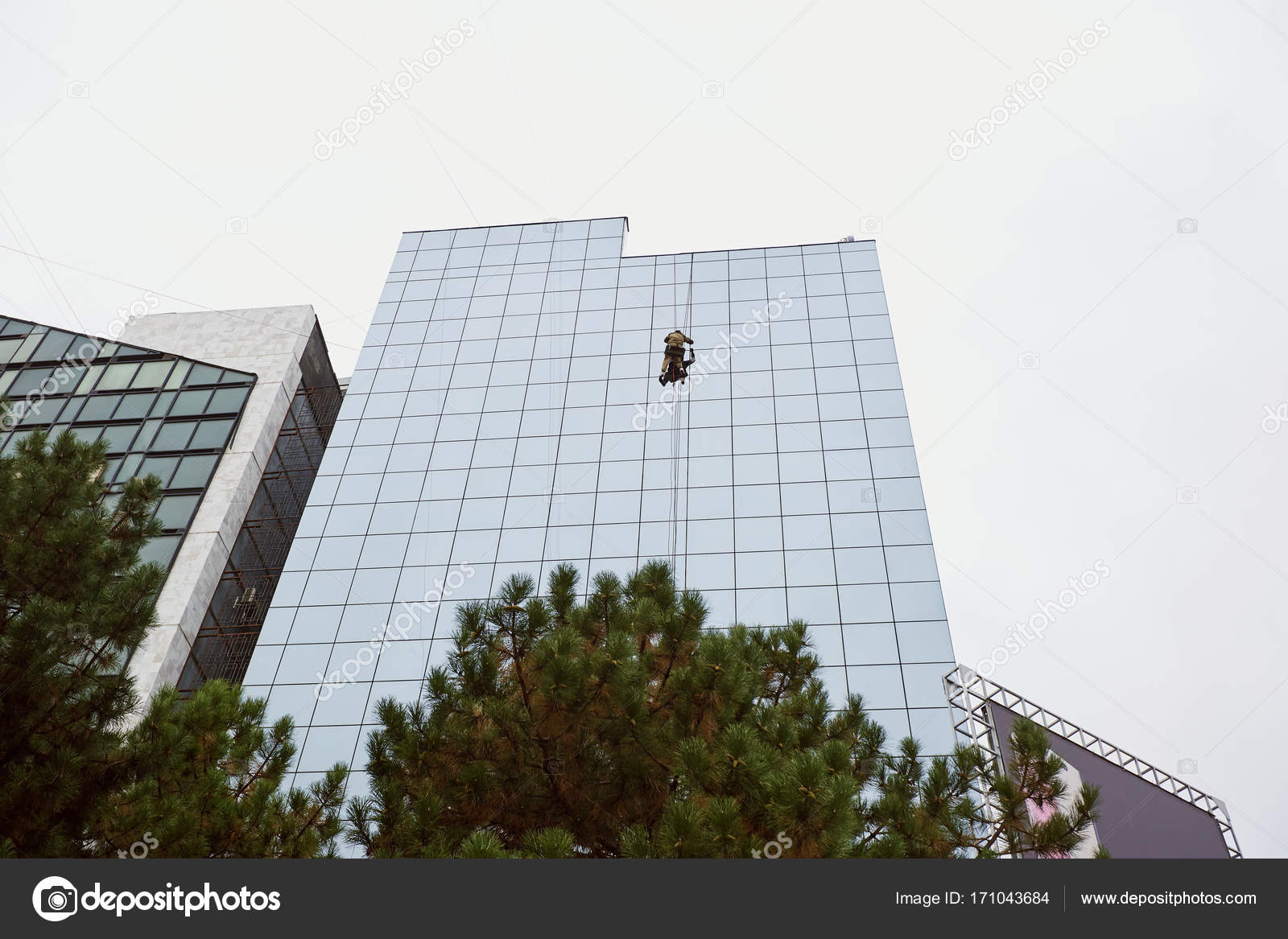 High-altitude work on tall buildings skyscrapers — Stock Photo ...
