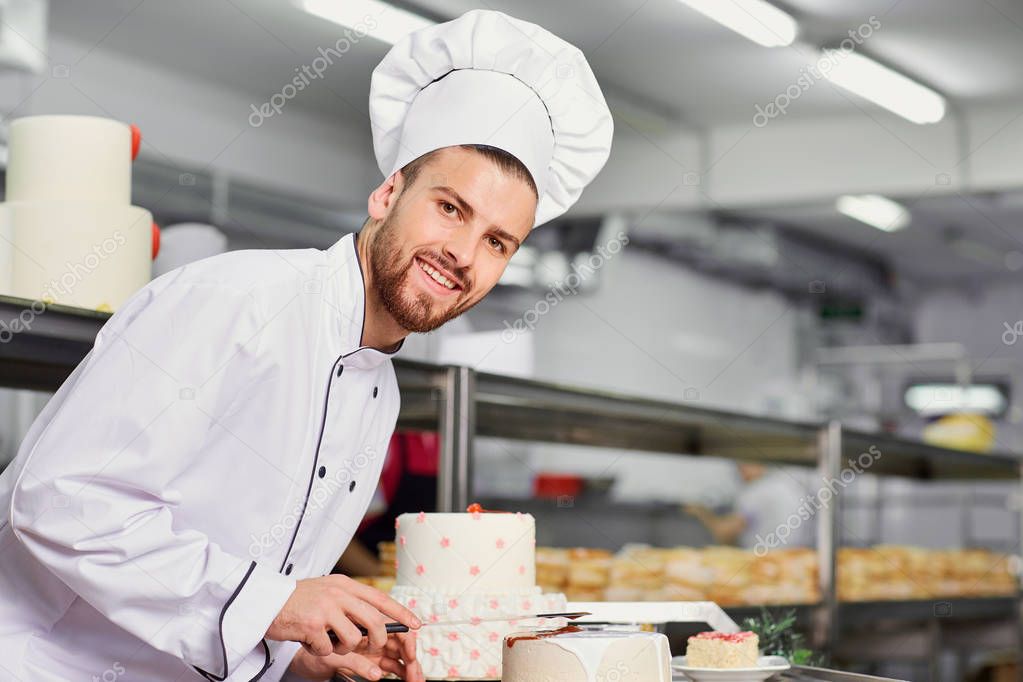 Chef pastelero haciendo pastel en la cocina 2022