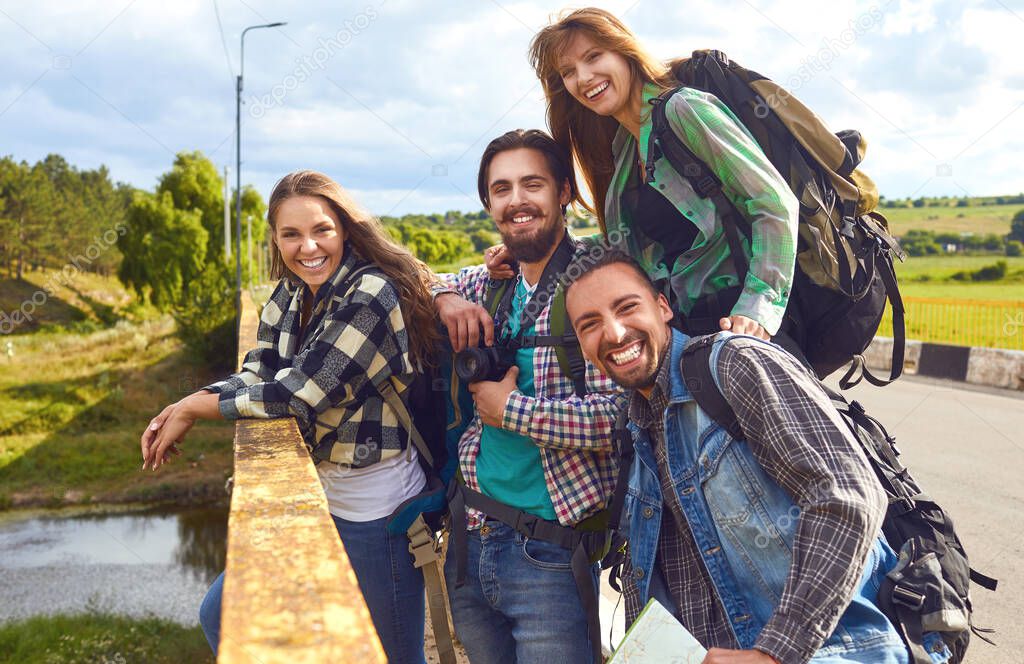 Grupo de excursionistas con mochilas de pie en el bosque por detrás. 2023