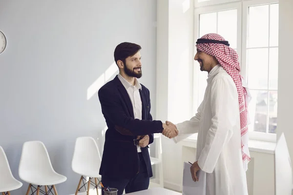 Saudi handshake Stock Photos, Royalty Free Saudi handshake Images ...