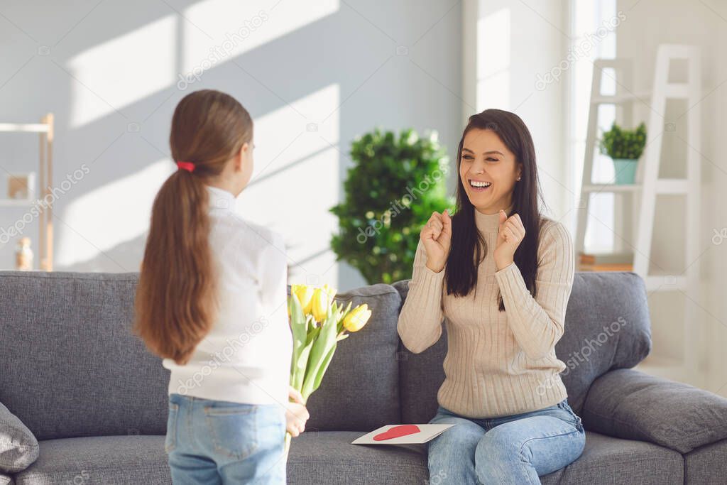 Feliz d a de las madres. Hija ni o le da a la madre un ramo de flores un regalo en la habitaci n ...