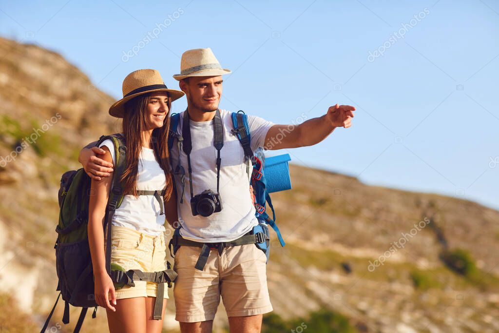 Pareja de excursionistas con mochila en caminata en la naturaleza 2023