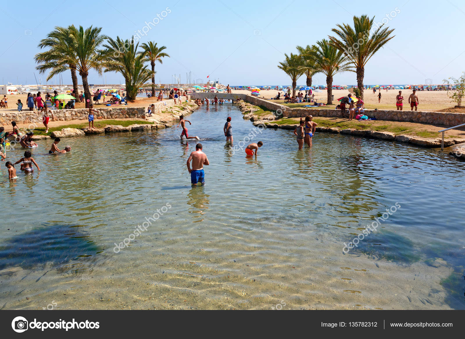 Termas en la playa Comarruga (Coma Ruga). El Vendrell, Cataluña, España ...