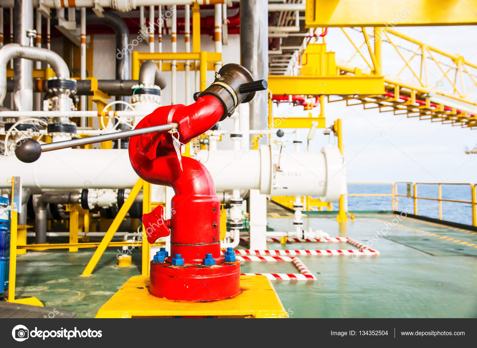 Estación de hidrantes de incendios de alta presión en la plataforma de ...