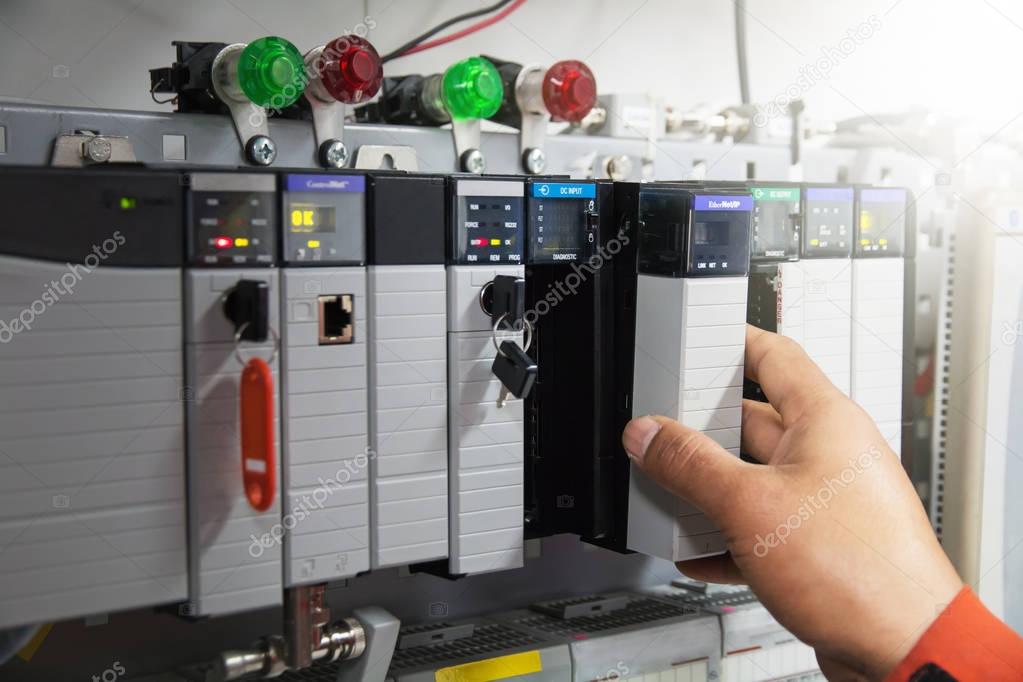 Maquinas automatizadas con plc | PLC programable logic controler — Foto ...