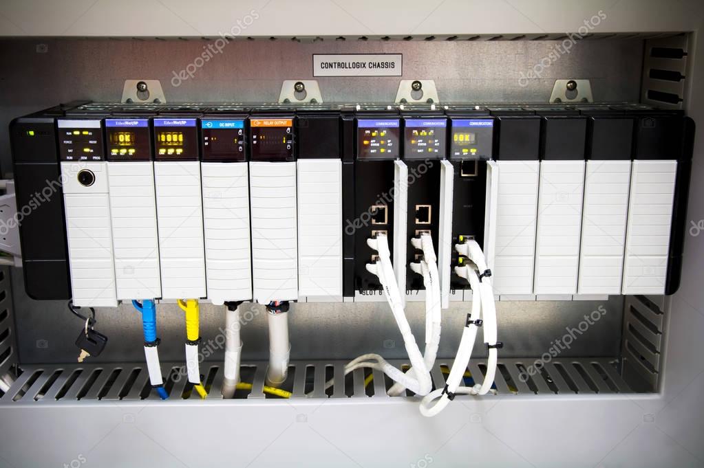 Controlador lógico programable del PLC, esta imagen muestra el cableado ...