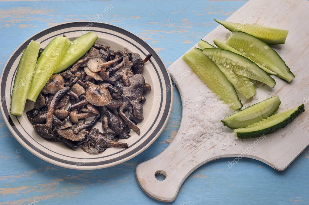 un plato de champi ones fritos de cerca cortados pepinos frescos 2024