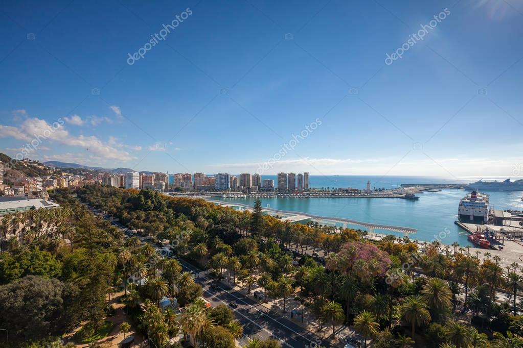 vista a rea del parque y puerto deportivo desde la ciudad de M laga 2024