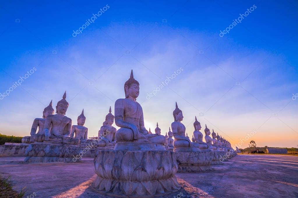 muchas estatuas de Buda tienen muchos tamaños se organizan en una fila ...