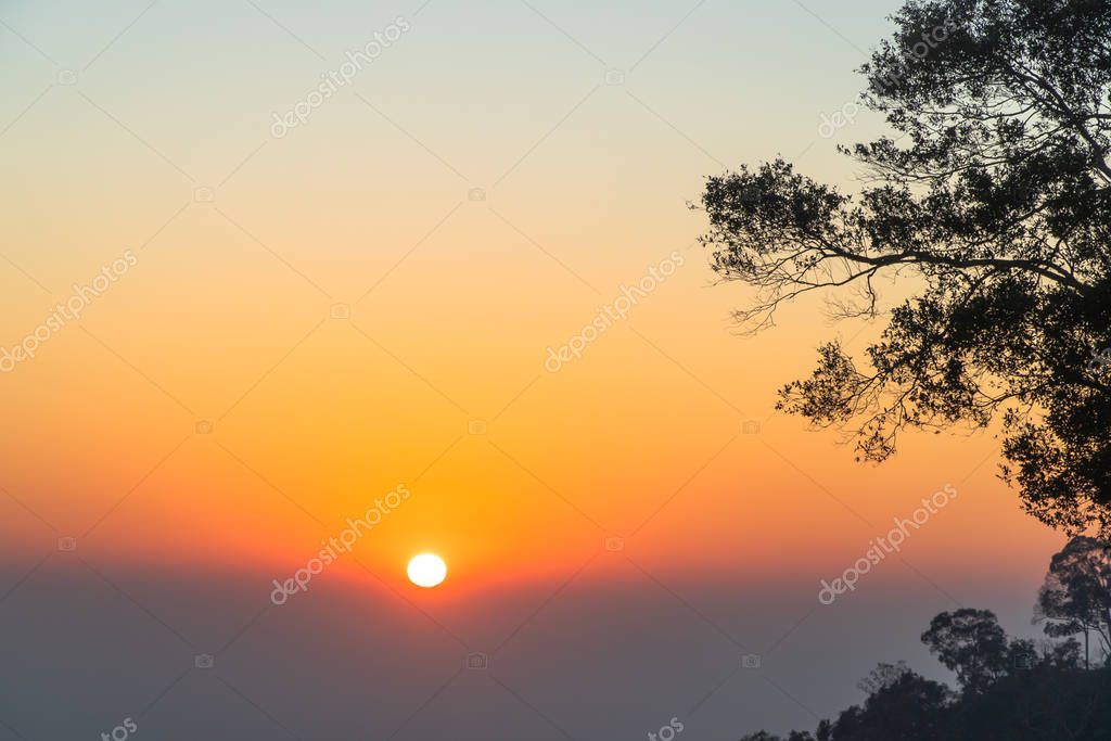 amanecer dorado por encima de la cordillera en Khun Sathan Nation Park 2022