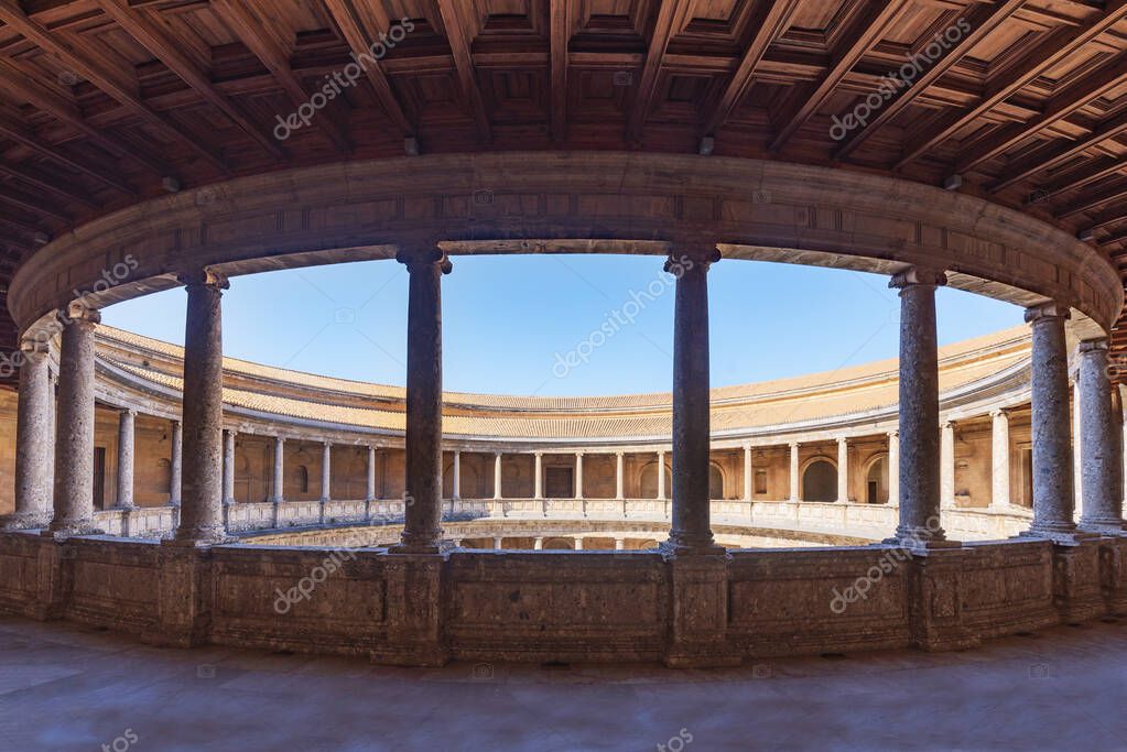 Palacio en forma de círculo formado por muchas columnas y dos pisos 2024